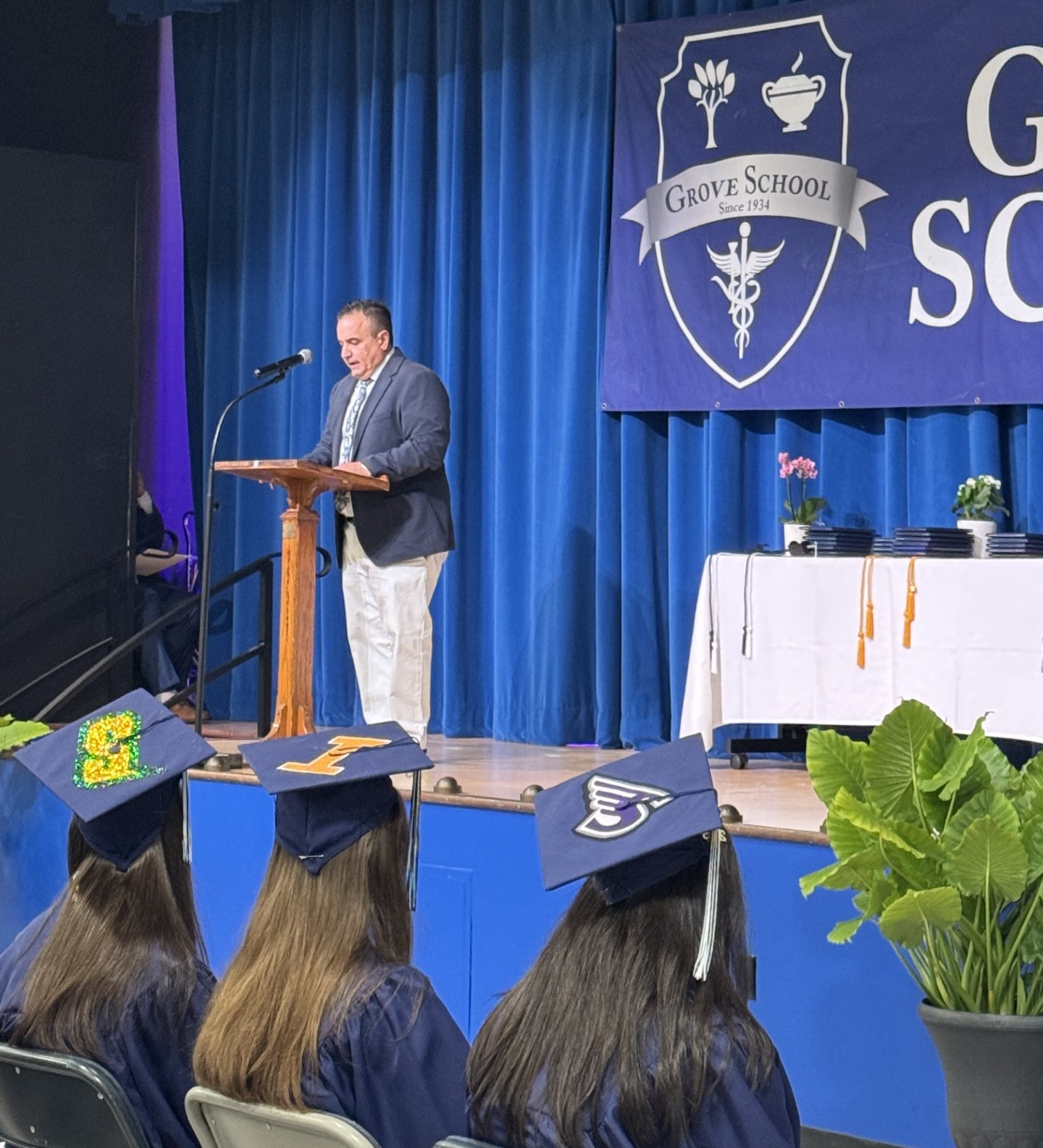 Grove School - Grove School celebrates 29 graduates